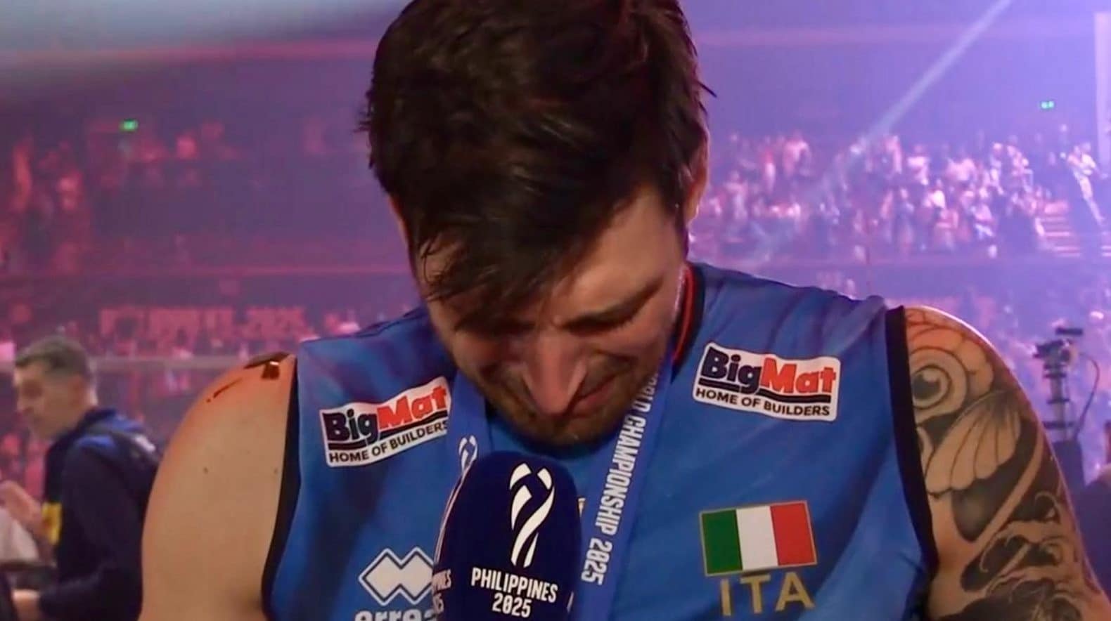 Simone Anzani e il pianto liberatorio in diretta: è campione del mondo dopo la malattia al cuore