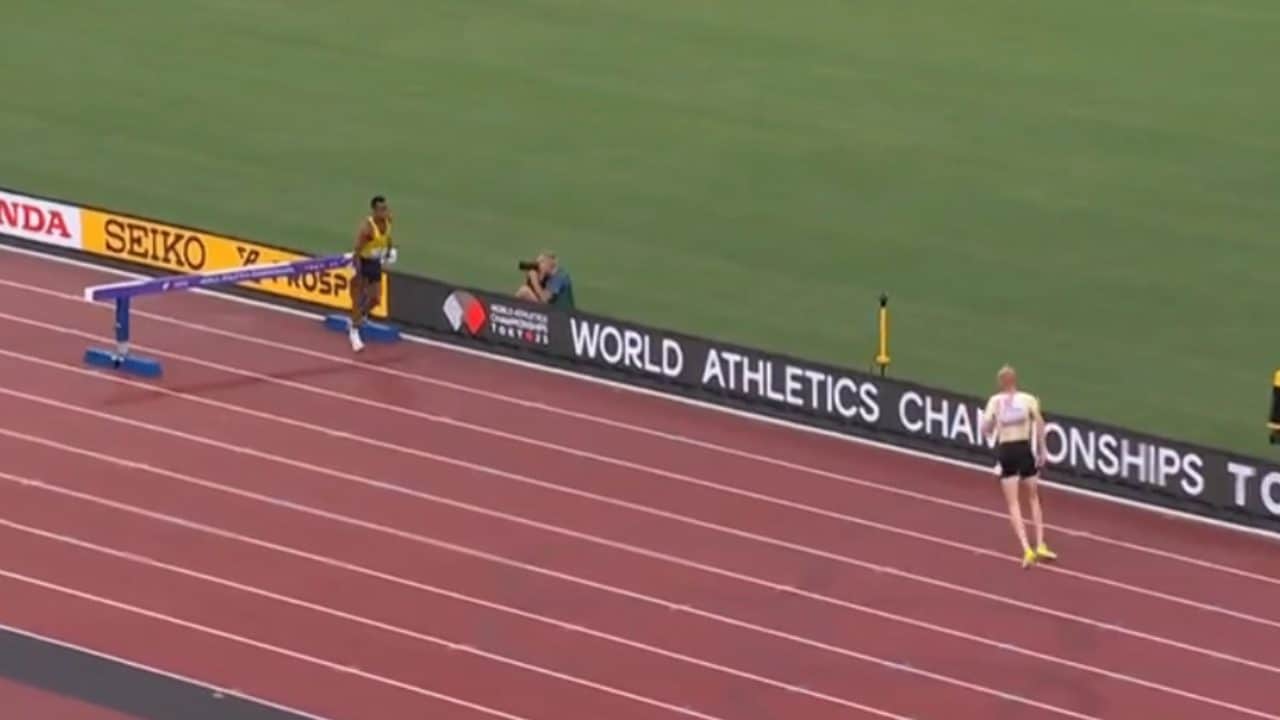 Tim Van de Velde si ferma prima del traguardo ai Mondiali e torna indietro: è lo sport al suo ...