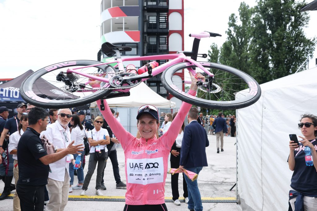Cos'è il Velo d'Or, il Pallone d'Oro del ciclismo che Pogacar alzerà al ...