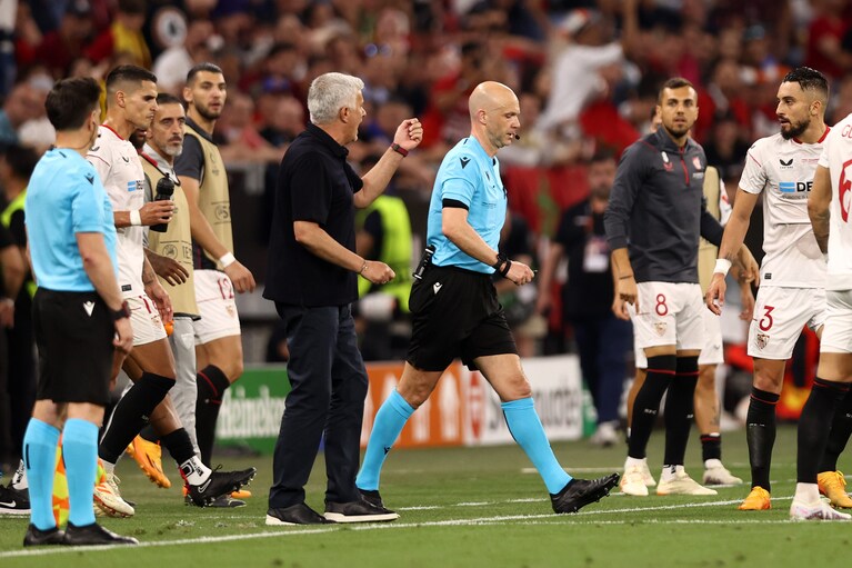 L'arbitro Taylor su Roma-Siviglia: "Non feci errori gravi ma Mourinho ...
