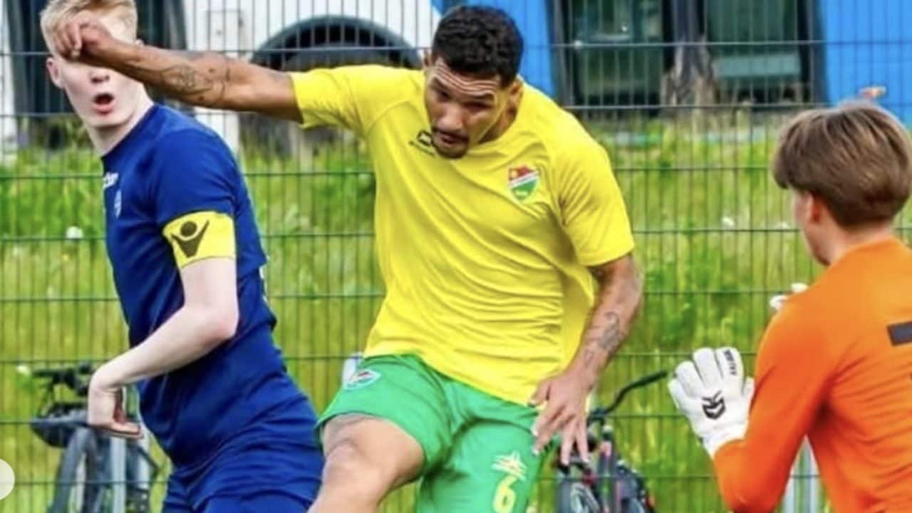 Segna sette gol in una partita e viene arrestato dopo il fischio finale ...