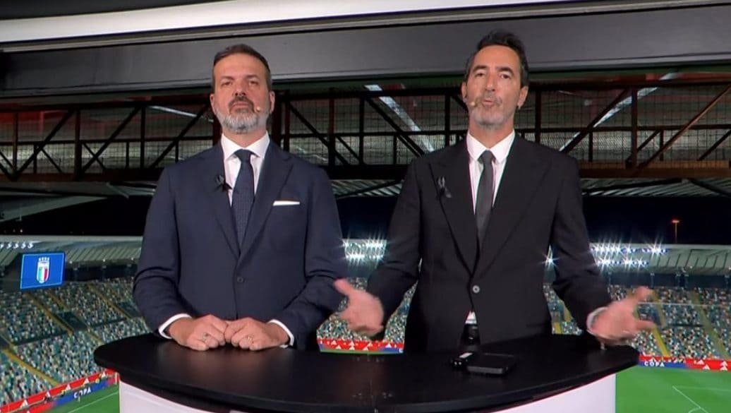 Antinelli in diretta tv col fiocco nero per Italia-Israele: "È per i ...