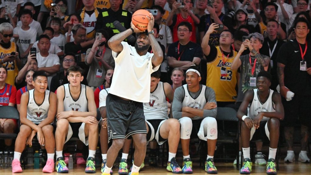 LeBron James manda alle stelle i biglietti dei Lakers con "The Second ...