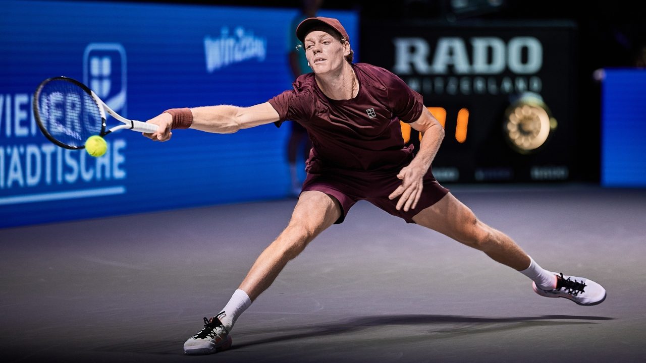 Steve Johnson vede qualcosa che non torna nei ripetuti crampi di Jannik ...