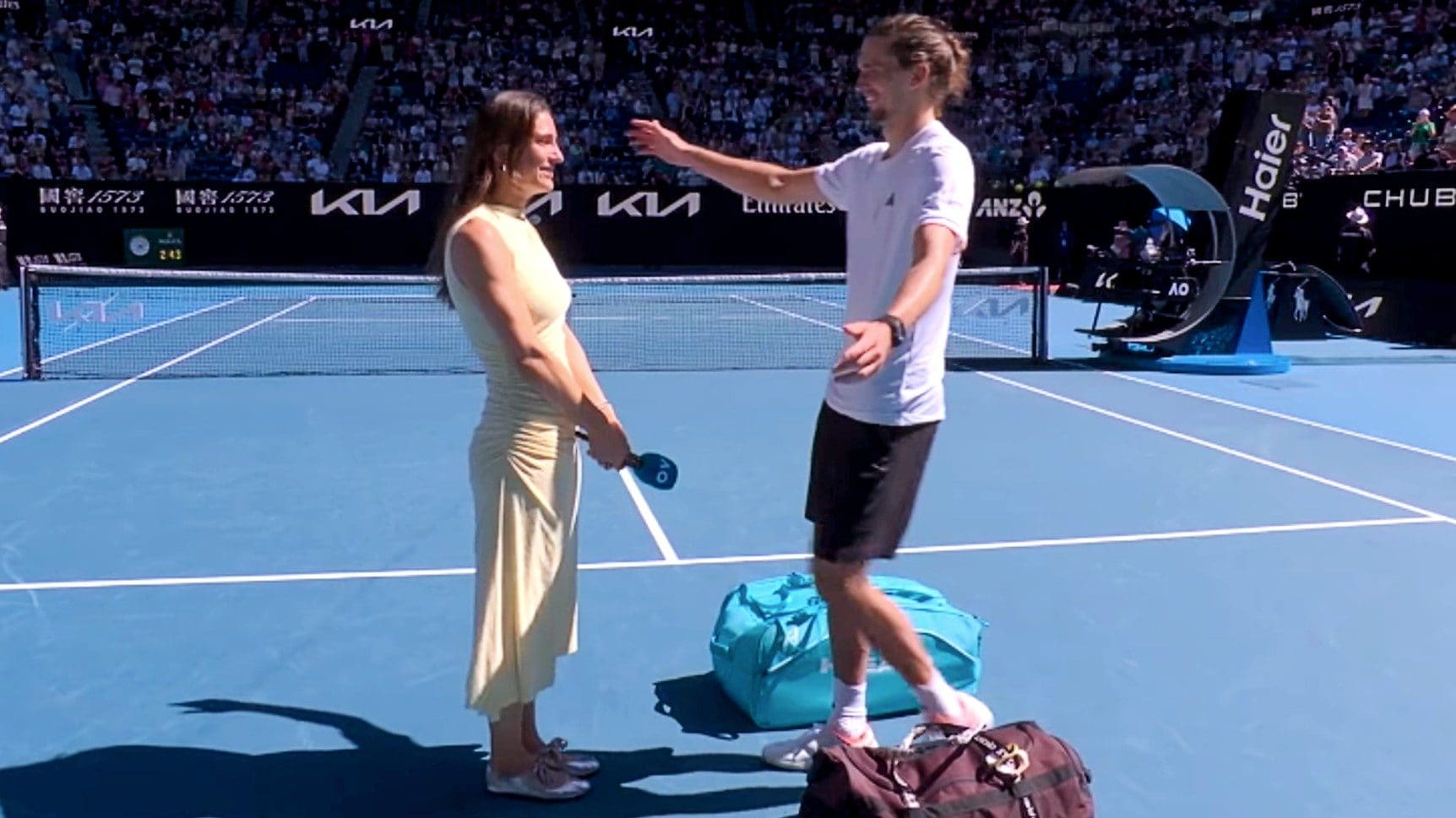 Zverev show: "Io e te non siamo capaci di fare un'intervista normale ...