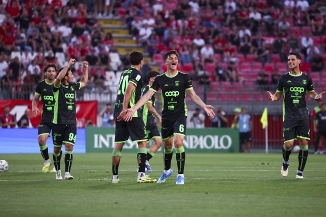 Il Monza torna in Serie A col brivido: il Catanzaro vince 2-0 ma non ...