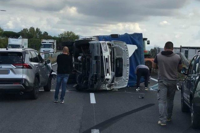 Camion si ribalta su via Pontina: traffico bloccato e lunghe code