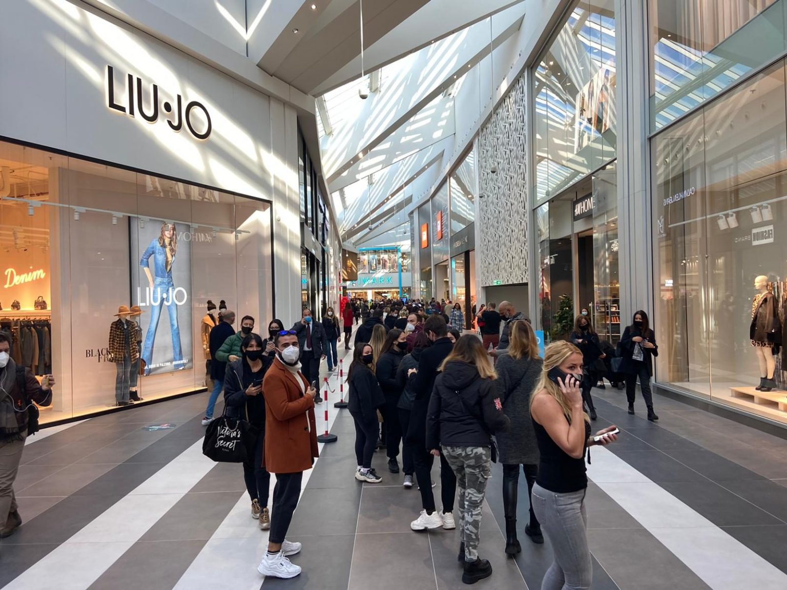 Apre centro commerciale Maximo, folla da Primark: centinaia di romani ...