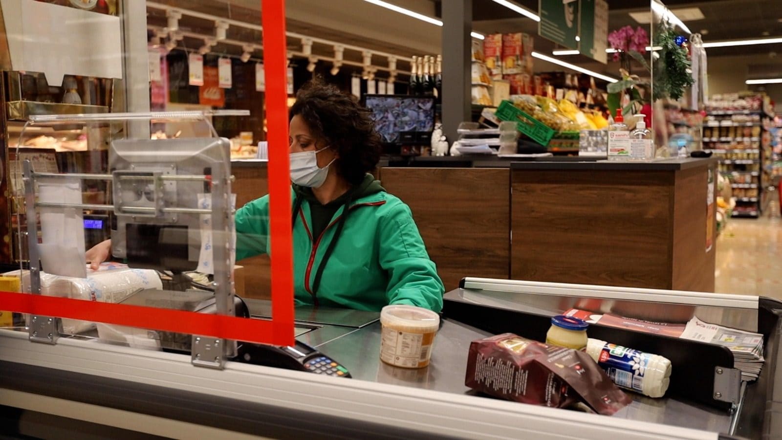 Il supermercato chiude ma cassiere e commesse lo riaprono: "Ora ...