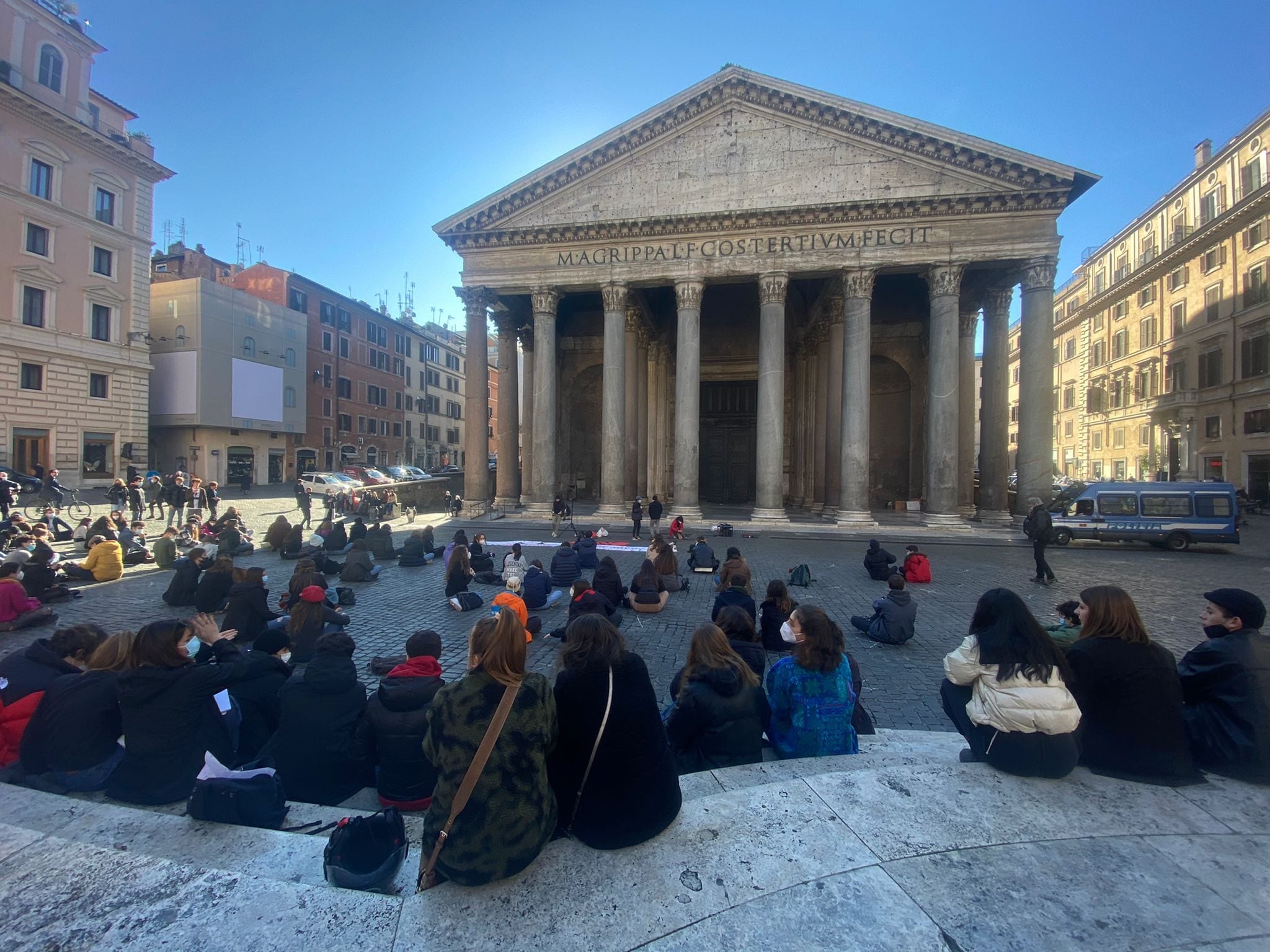 Riaprono le scuole a Roma: aule mezze vuote tra proteste e scioperi