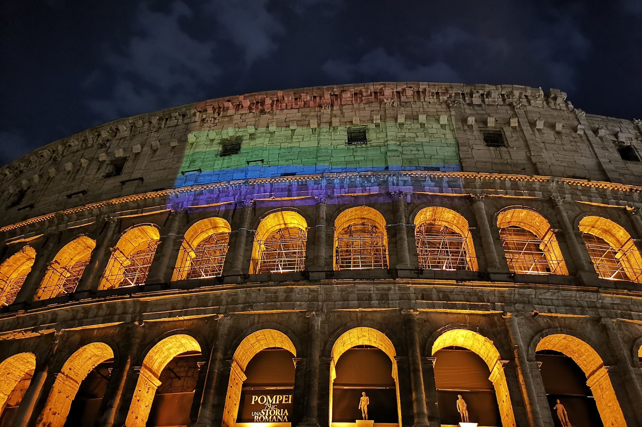 Il Colosseo 'rainbow': i colori dell'arcobaleno sui monumenti di Roma ...