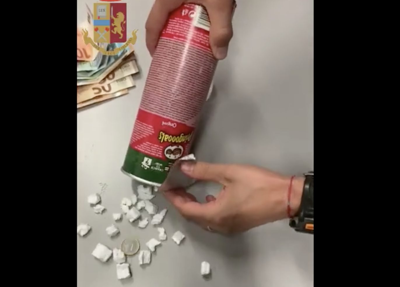 Scoperto il nascondiglio dello spacciatore: dosi di crack nel tubo di ...