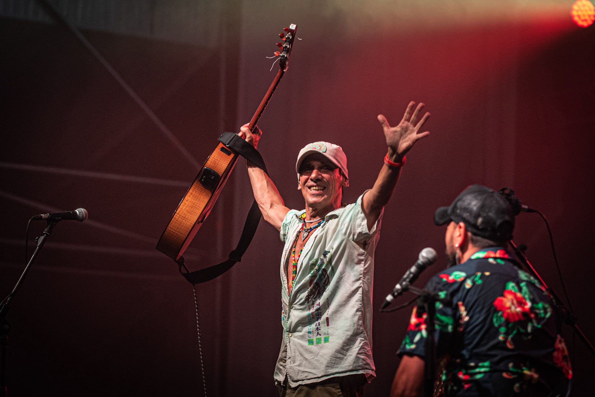 Il sindaco sale sul palco del concerto di Manu Chao: “Basta ...