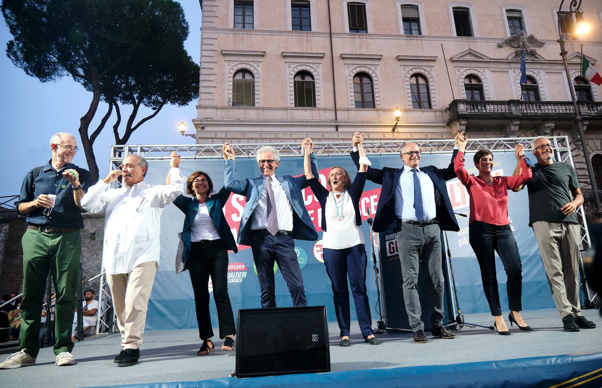 Gualtieri riempie la piazza con il comizio, Raggi e Michetti in ...