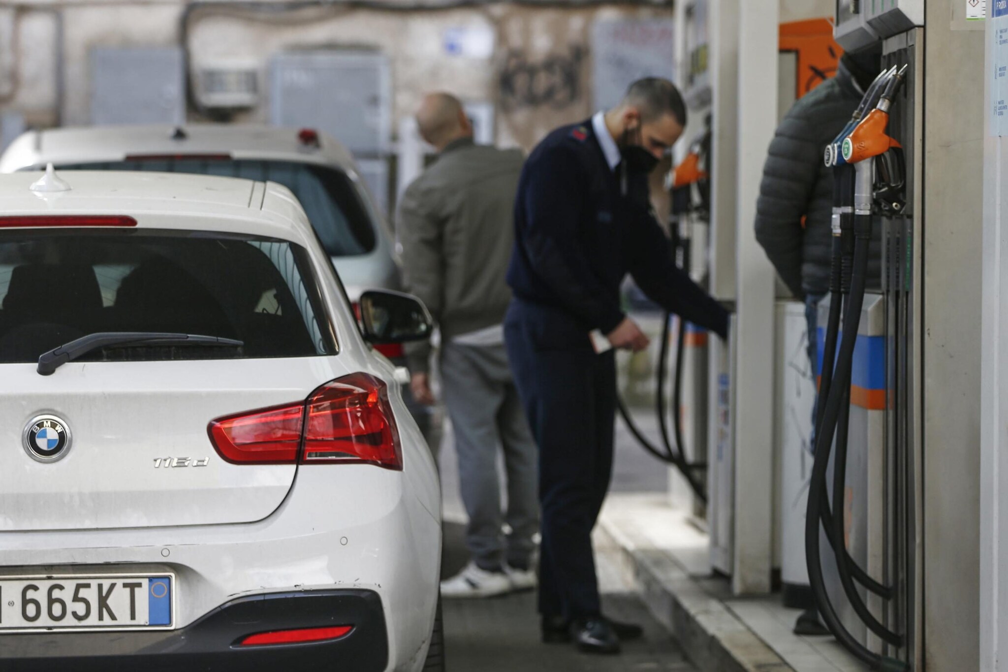 Roma, prezzo benzina aumenta ancora: ora è praticamente impossibile ...