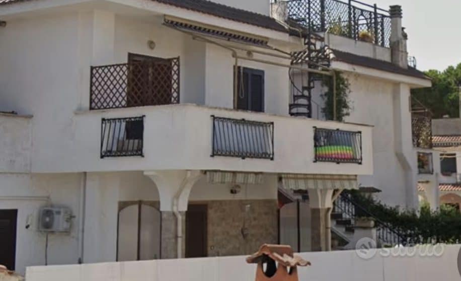 Vicino Roma c'è chi vende una villa con seminterrato "da adibire a ...