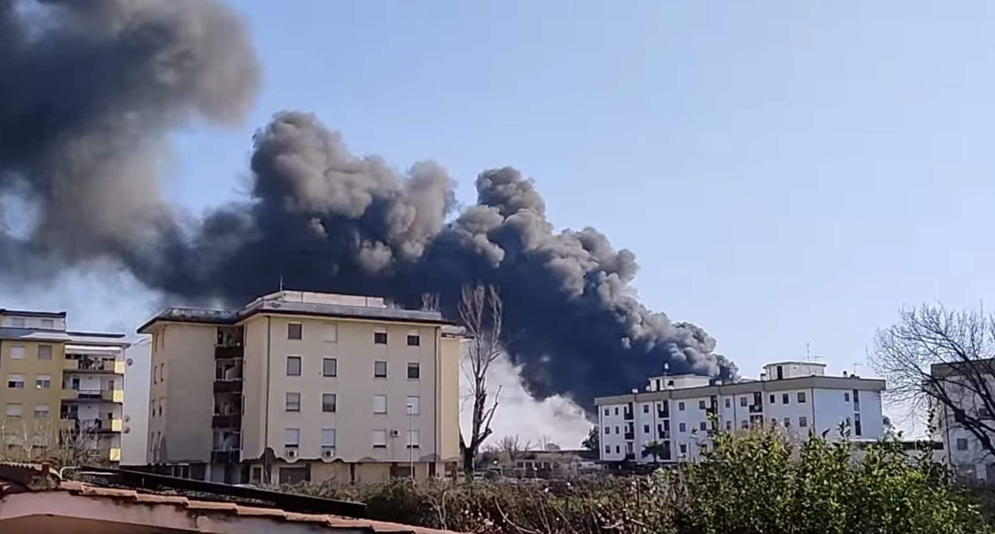 Vasto incendio a Latina, nuvola di fumo nero visibile a distanza di ...
