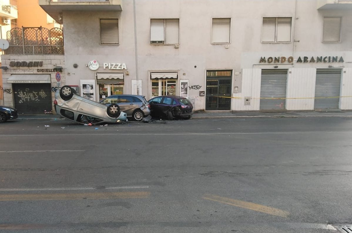 Incidente nella notte a via Boccea: macchina si ribalta, morta una ...