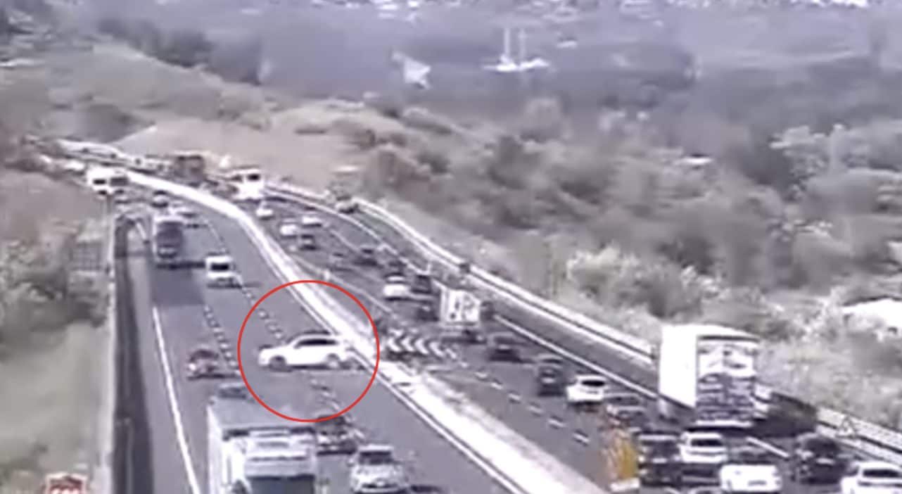Sbaglia direzione sull'autostrada A1 e fa un'inversione ad "U" (video)