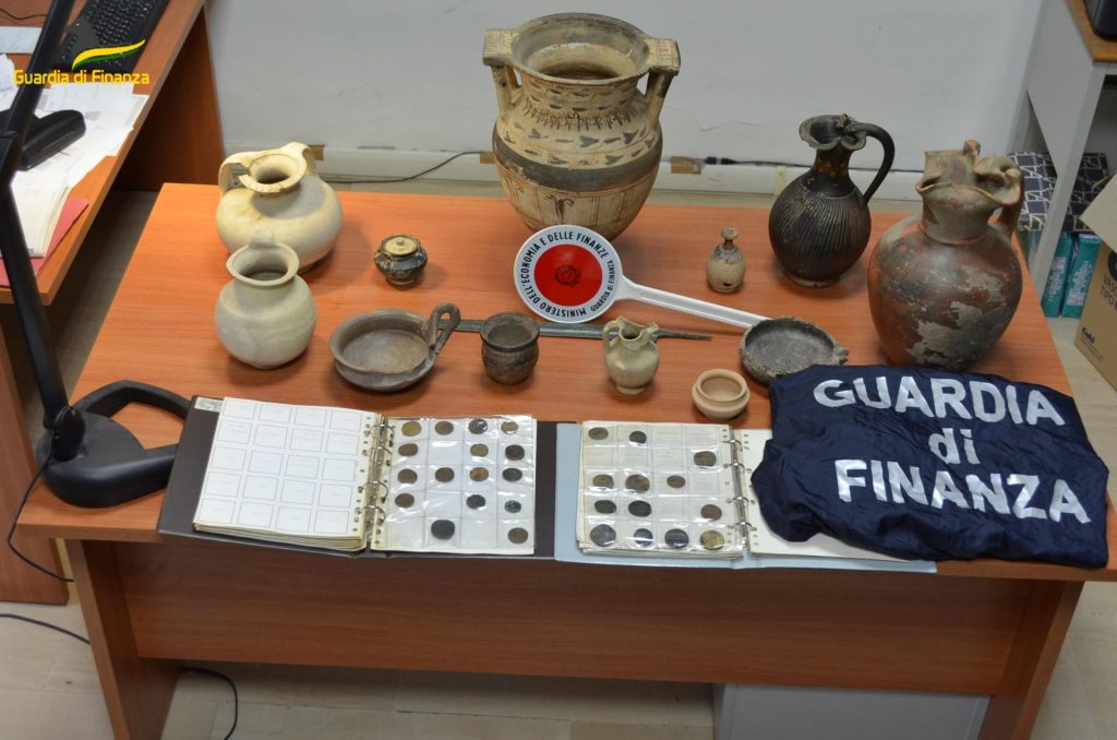 Maxi sequestro di reperti archeologici: oltre 500 monete, pezzi di vasi ...