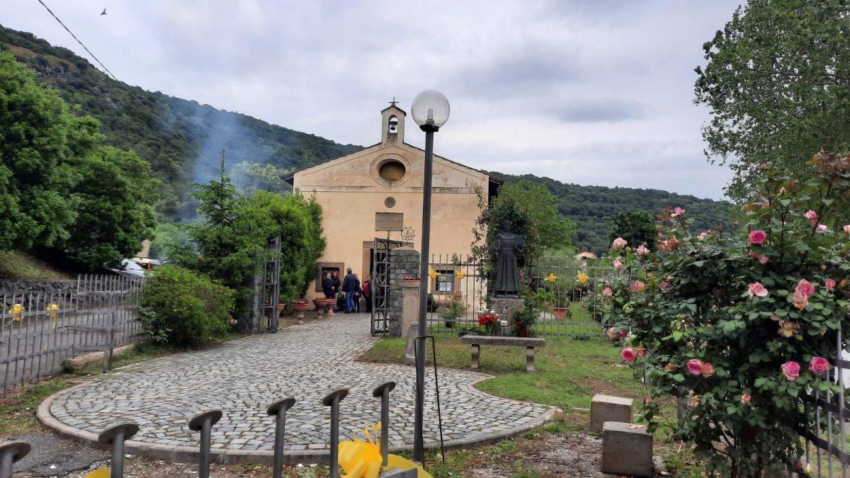 Il parroco di Trevignano al vescovo Salvi prima della messa: "Siamo ...