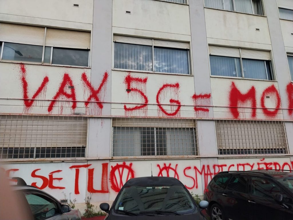 Sede dell'Inps al Casilino imbrattata con scritte rosse a firma "no vax"