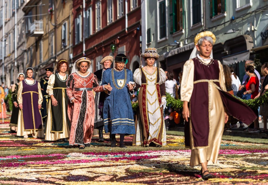 Torna l'Infiorata di Genzano: il programma del 10, 11 e 12 giugno per ...