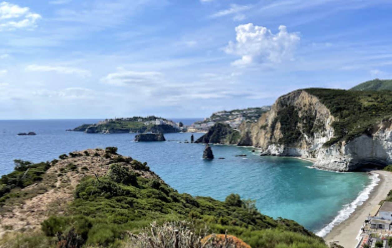 Ponza, chiusa una delle grotte vicino alla spiaggia di Frontone ...