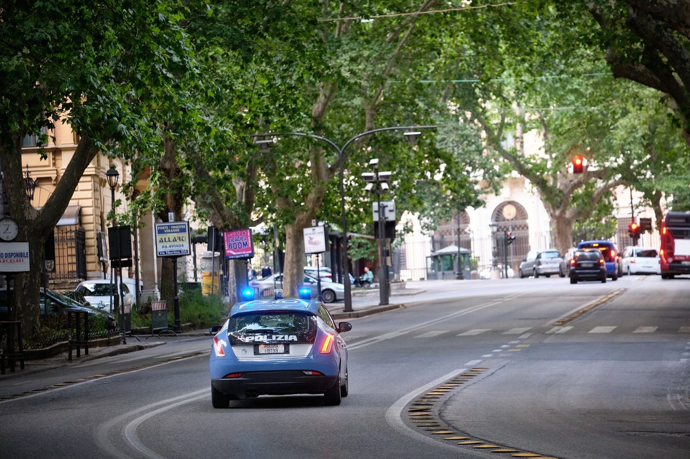 Trovato un uomo agonizzante in via Veneto: indaga la polizia