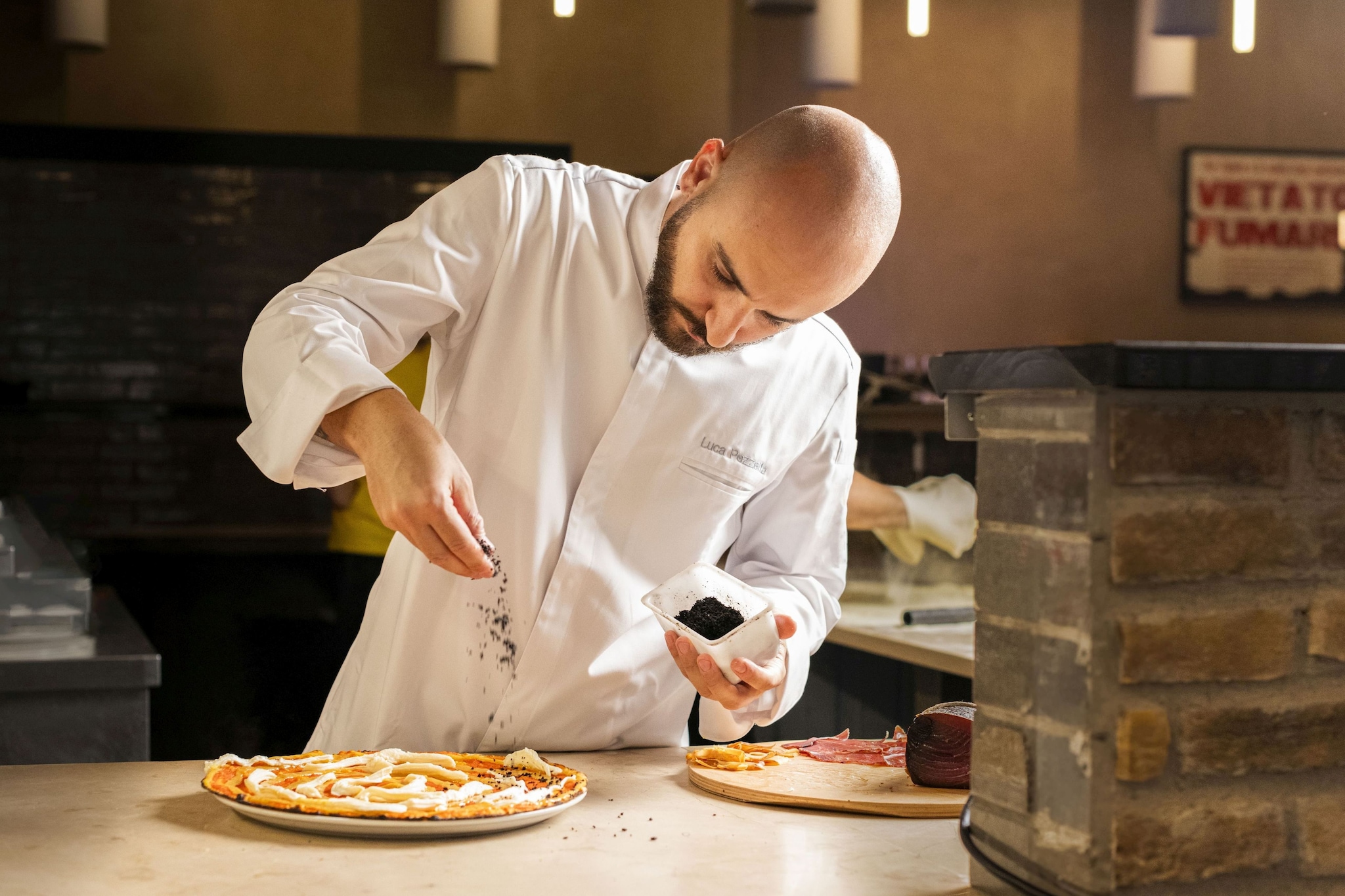 La pizza romana incontra i sapori del mare a Fiumicino: la storia del ...