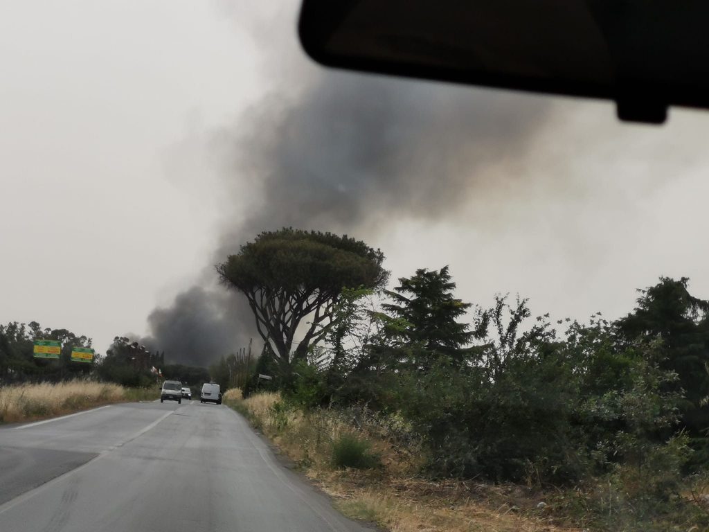 Grosso incendio sull'Ardeatina a Roma, fumo visibile da mezza città: in ...