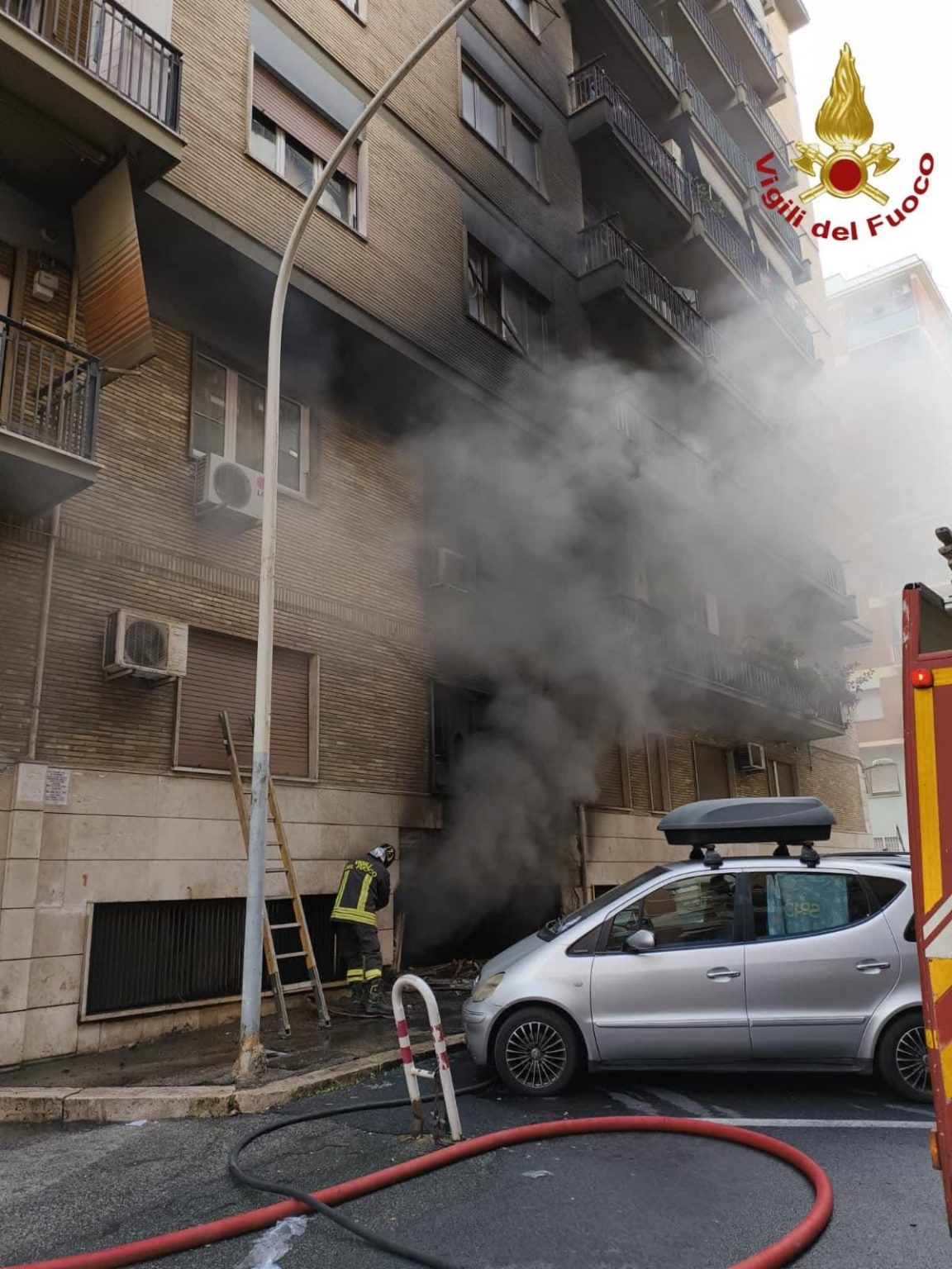 Incendio in corso in via Barbana alla Montagnola: nuvola di fumo ...