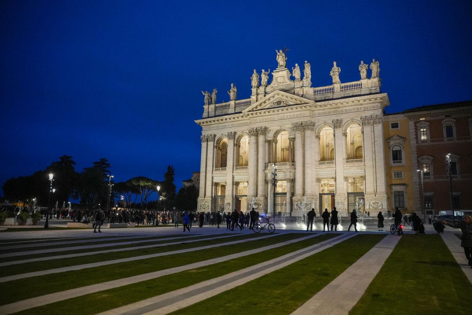Inaugurata la nuova Piazza San Giovanni, ora è completa: 12 fontane ...