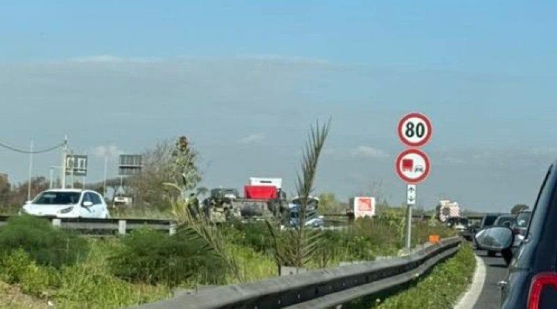 Auto si ribalta sulla Pontina, strada chiusa: caos e traffico deviato a ...