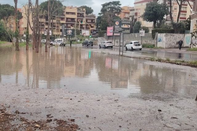 Si rompe una tubatura, allagata via Nomentana: traffico e disagi, si ...