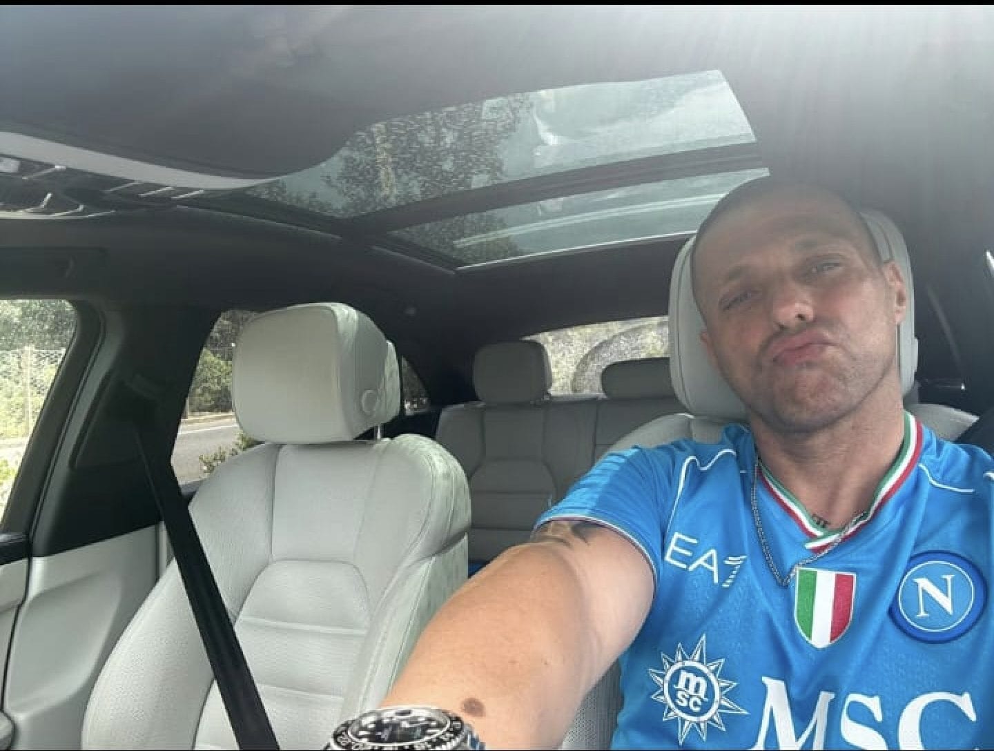 Il capo di un gruppo ultras della Roma con la maglia del Napoli: il ...