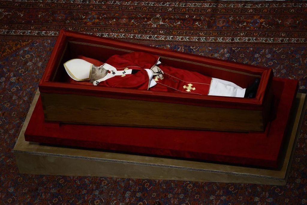 Com'è fatta la tomba di Papa Francesco e cosa c'è dentro: il loculo in marmo e la scritta ...