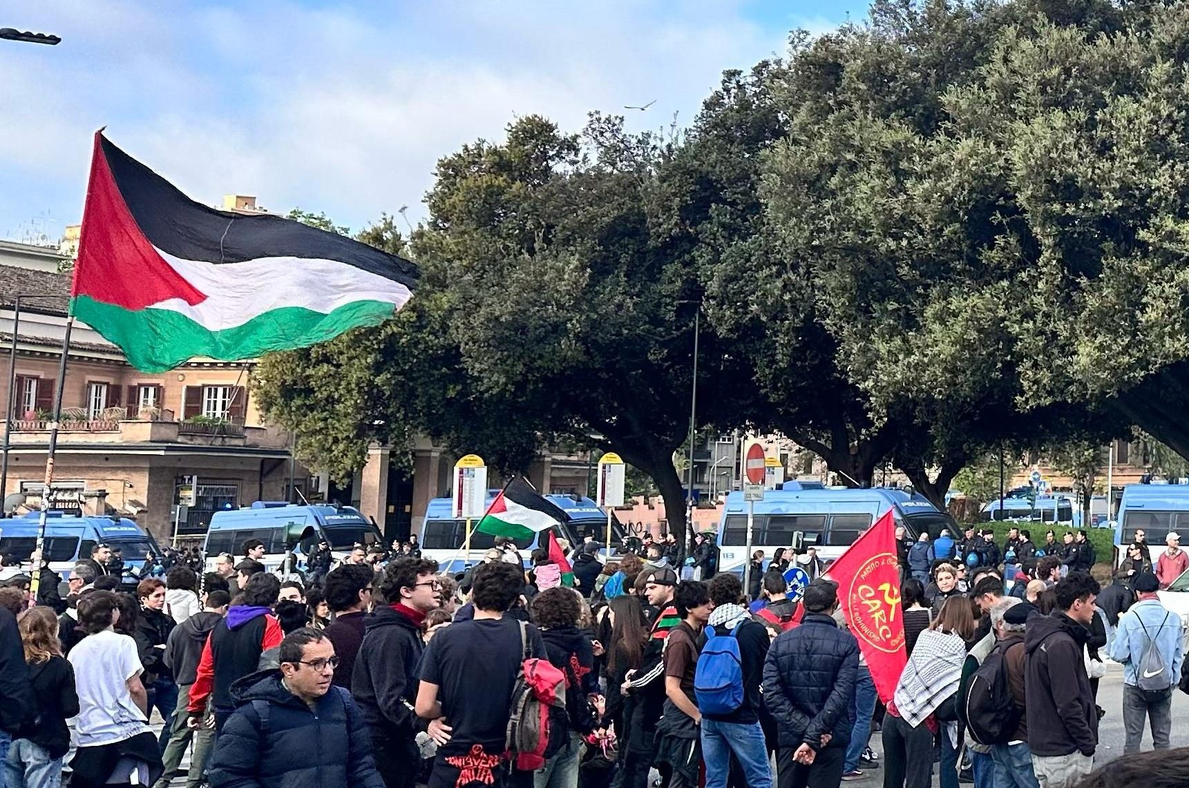 25 aprile, blindata Porta San Paolo: Pro Palestina e Brigata Ebraica ...