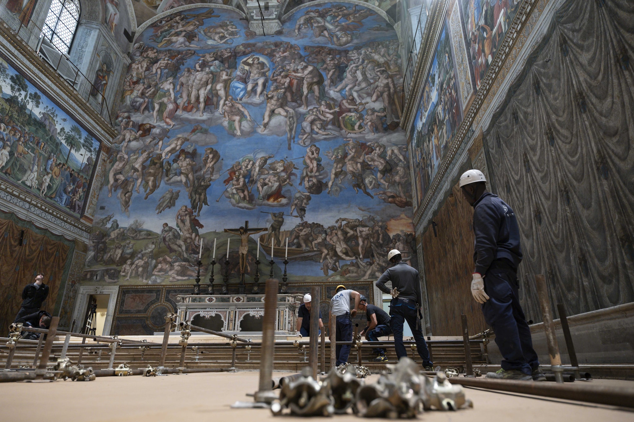 La Cappella Sistina si "trasforma" per il Conclave: le immagini dei ...