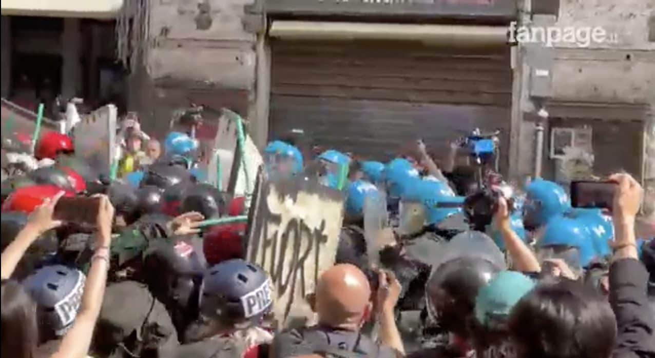 Scontri alla manifestazione contro il decreto sicurezza, polizia carica ...