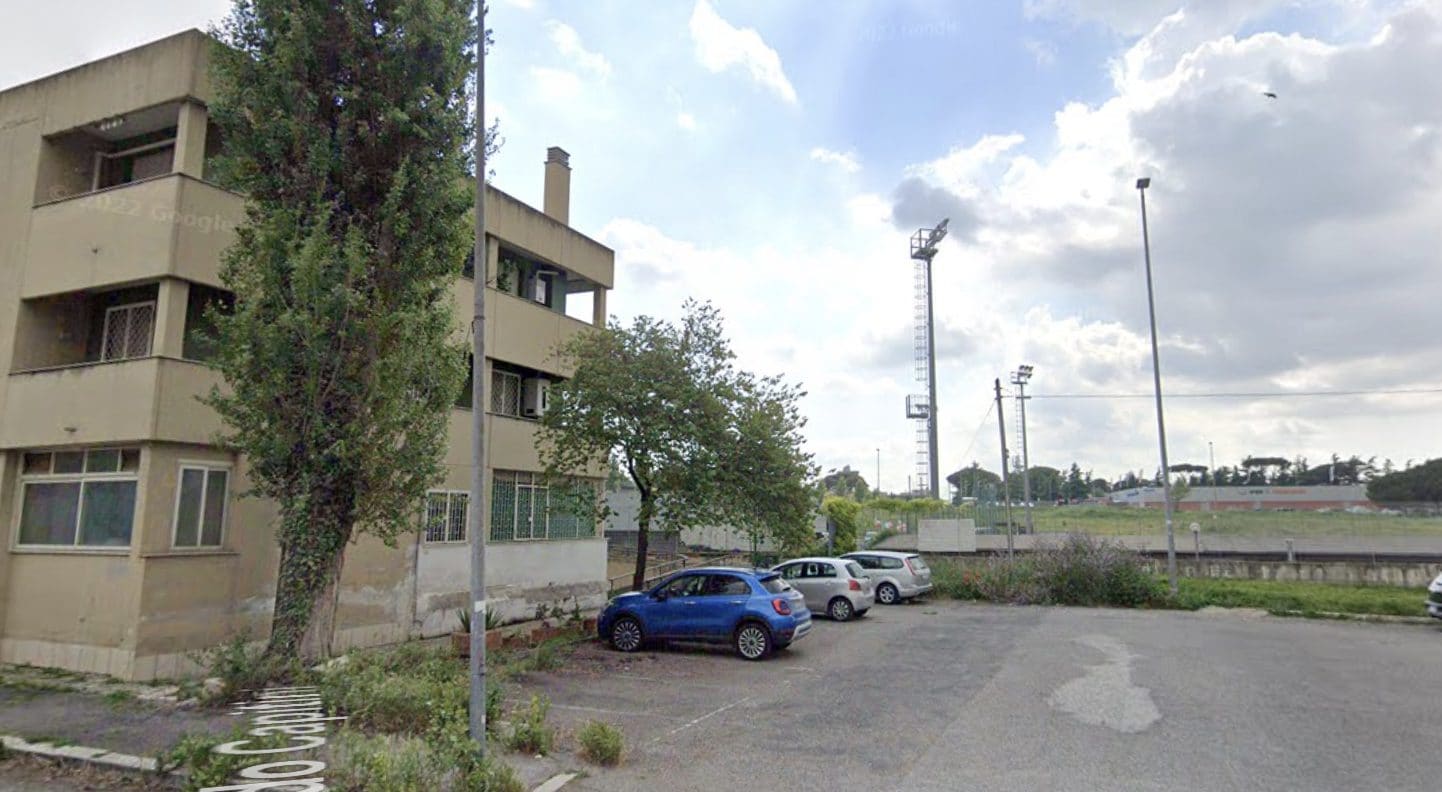 Ventenne cade dal tetto di un palazzo a Ponte di Nona e muore: forse spinto durante lite per droga