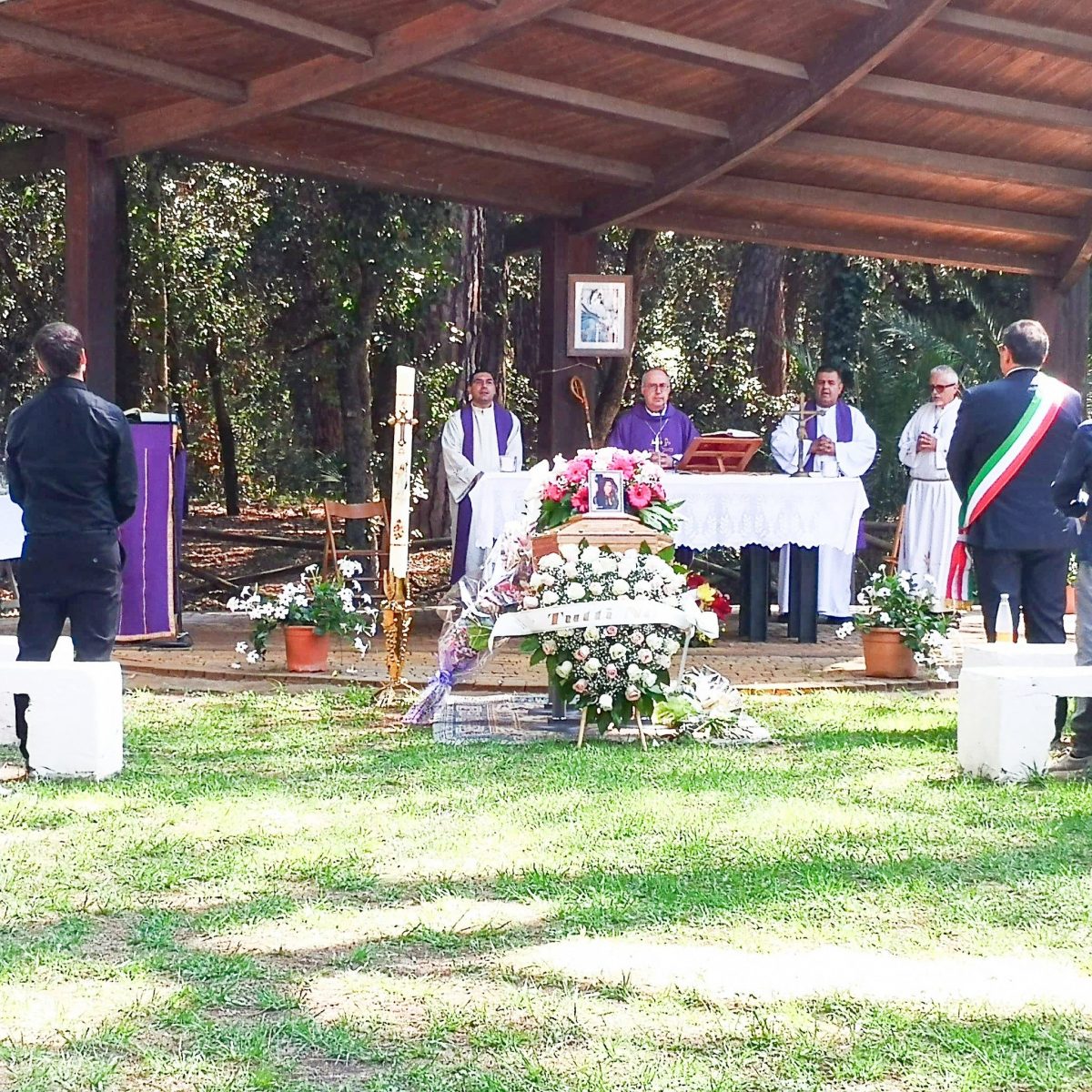 A Fregene oggi i funerali di Stefania Camboni uccisa a coltellate, c ...