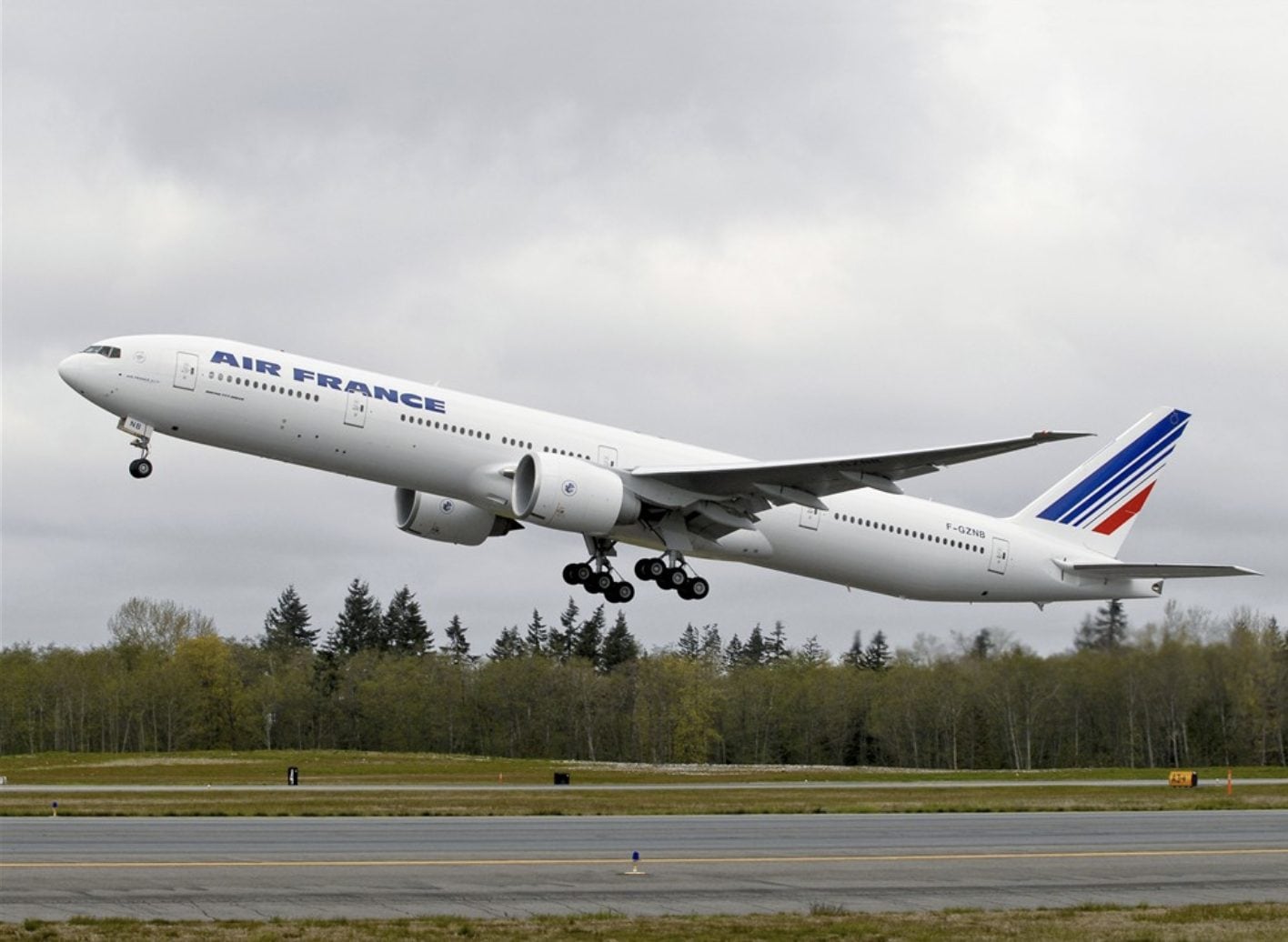 Passeggero si sente male a bordo, volo Parigi-Reunion atterra a ...