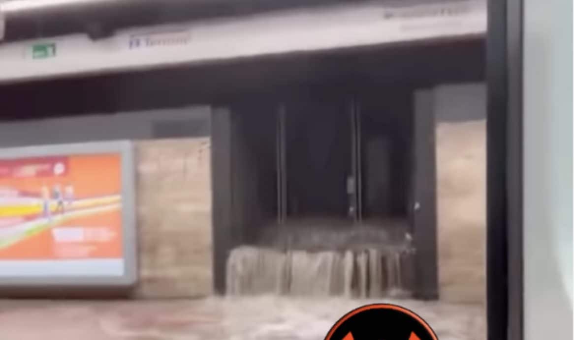 Bomba d'acqua a Roma e strade allagate: sulla banchina della stazione ...
