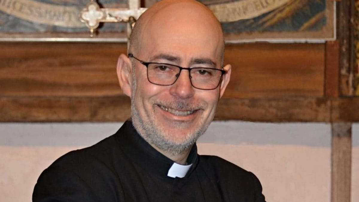 Sospeso Don Leonardo Pompei, il parroco star dei social: continuava a fare dirette YouTube