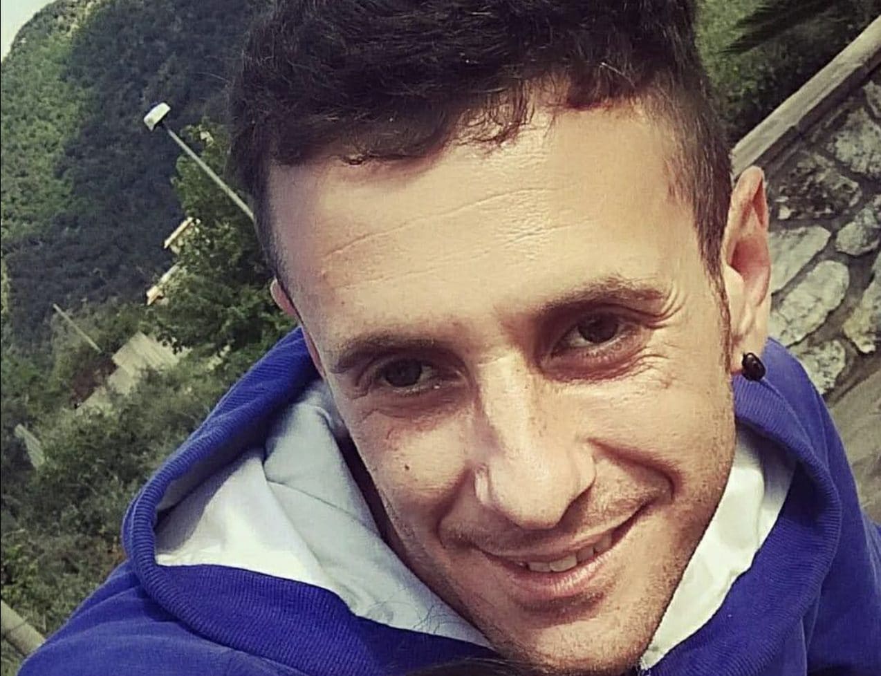 Perde il controllo dell'auto e si schianta contro un albero: morto ...