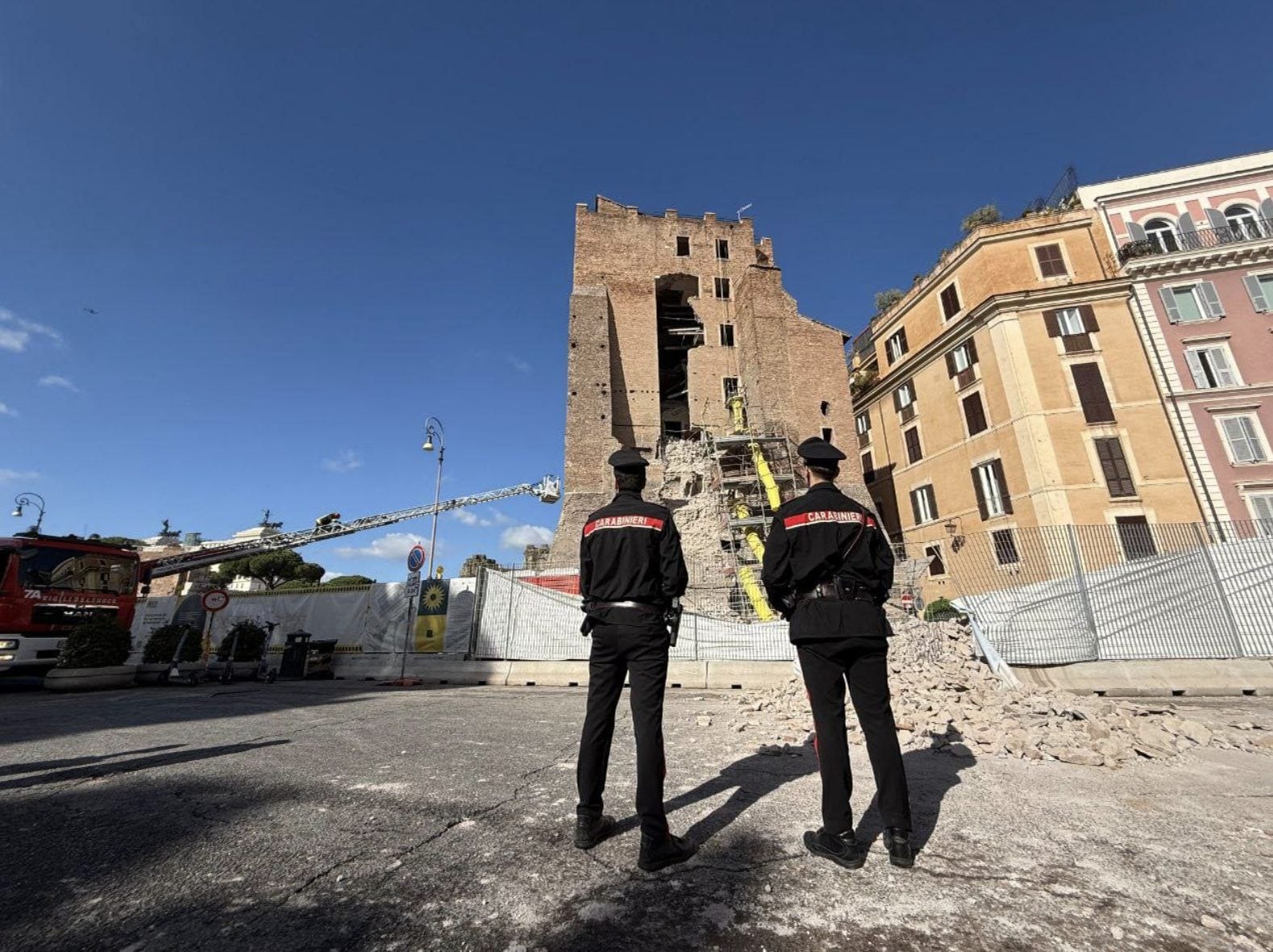 Crollo Torre dei Conti, oggi prima ispezione esterna dei carabinieri