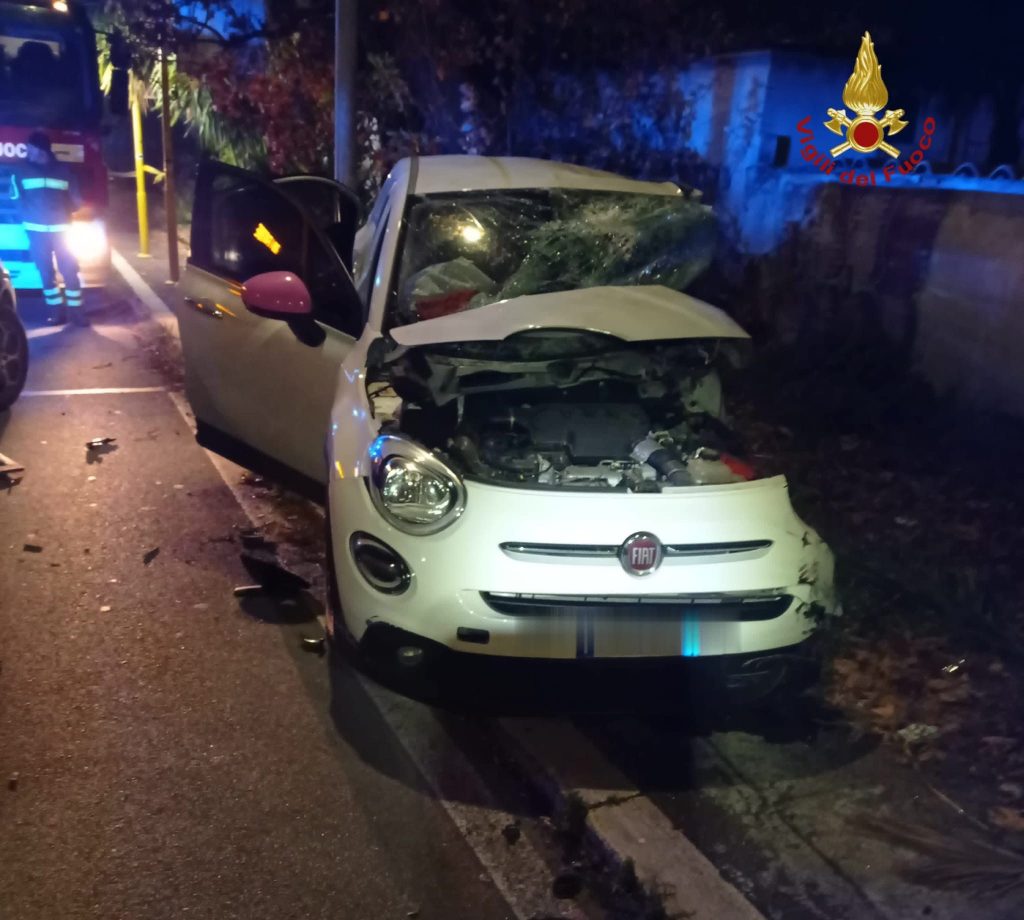 Tragico incidente stradale a Roma, auto si schianta su un bus: una ...