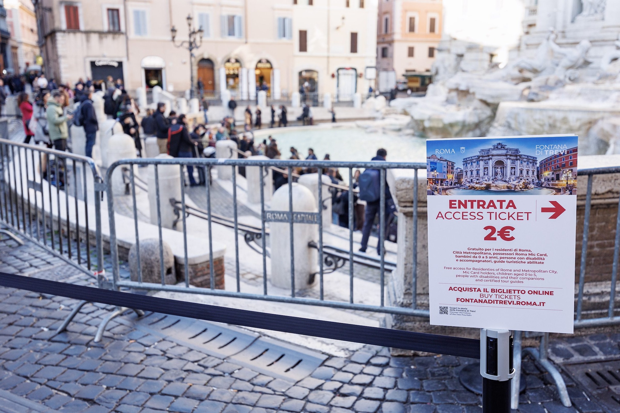 Fontana di Trevi, si chiude il primo mese di accesso a pagamento ...
