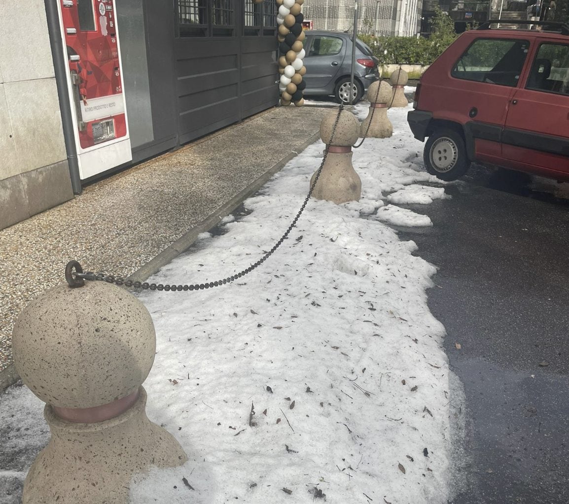 Continua a piovere a Roma: esonda un torrente. La grandine imbianca le ...